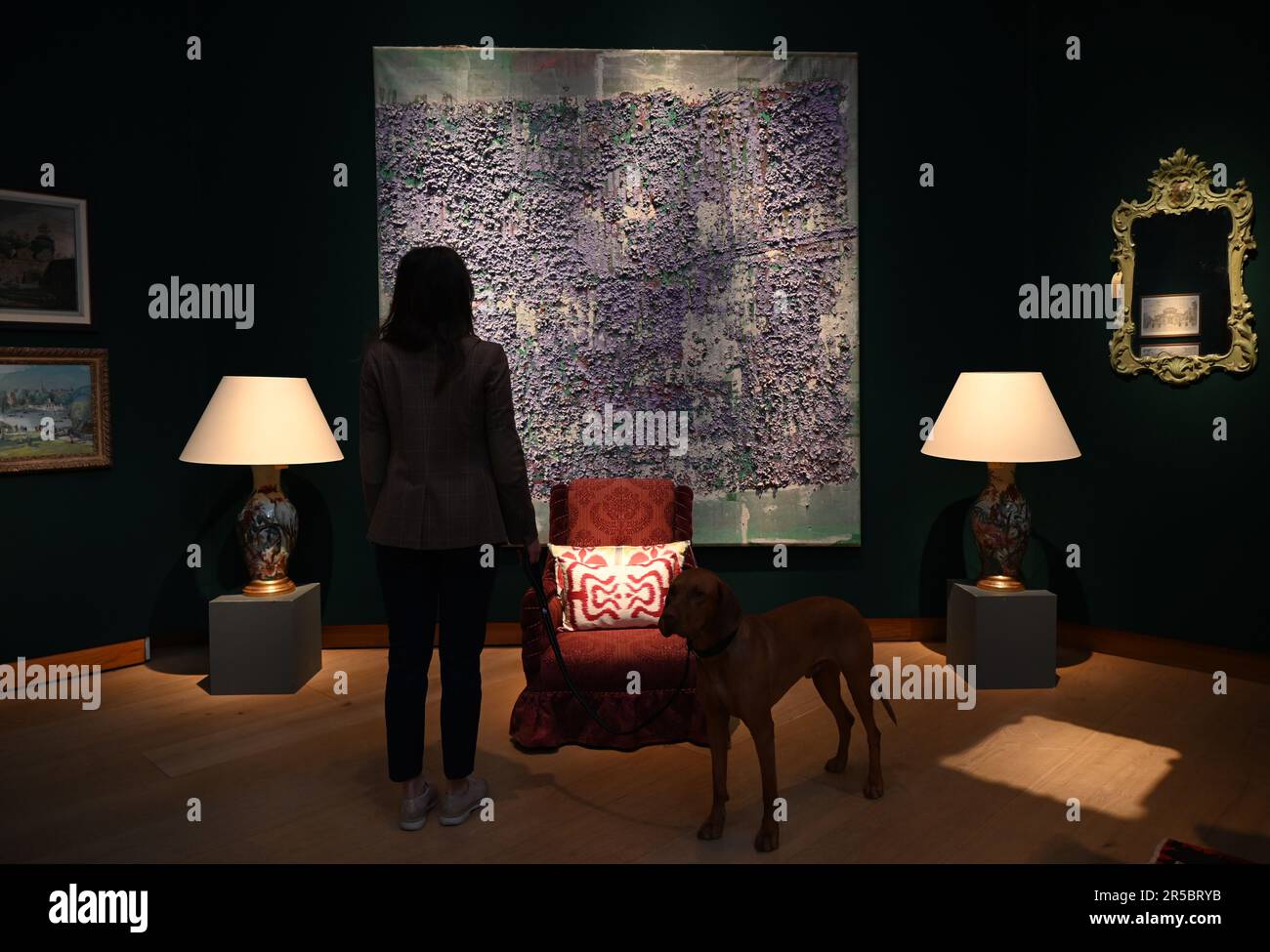 The Top lots are two playful monkeys ,Singe Alternatif SIII and Singe ...