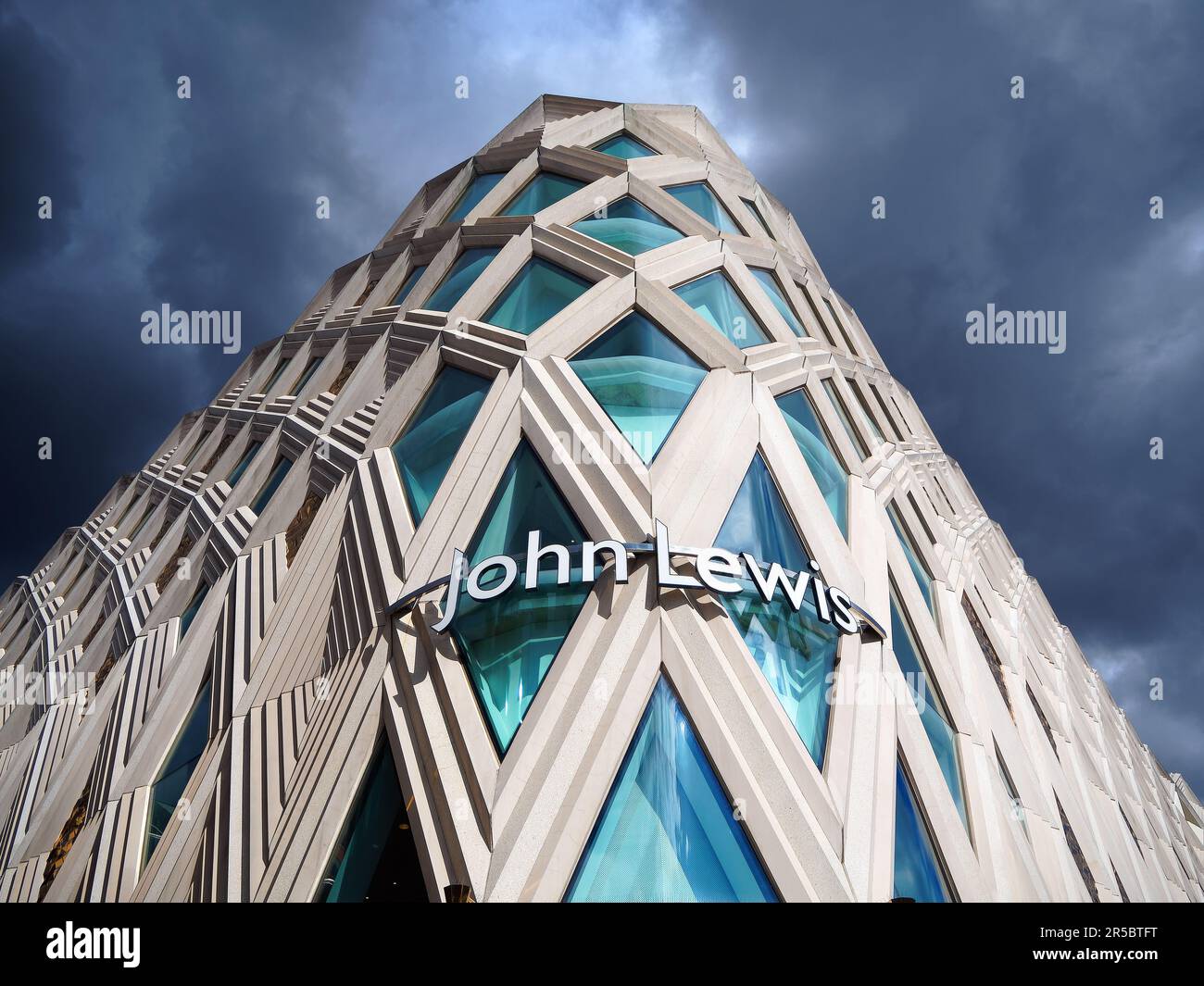 Parallelogram building hi-res stock photography and images - Alamy