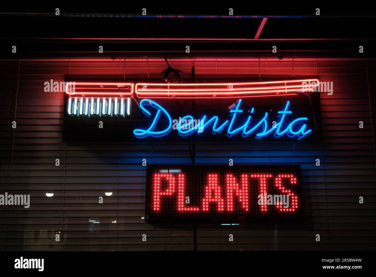 Dentist sign street hi-res stock photography and images - Alamy