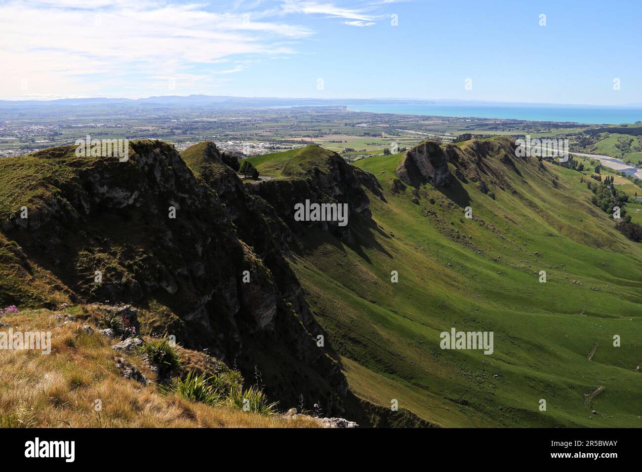 The stunning Napier mountain range in New Zealand, blanketed in lush ...