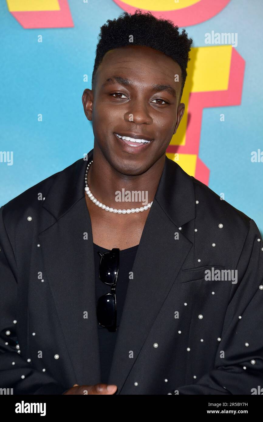 Olly Sholotan bei der Premiere der Peacock Streamingserie 'Based on a ...