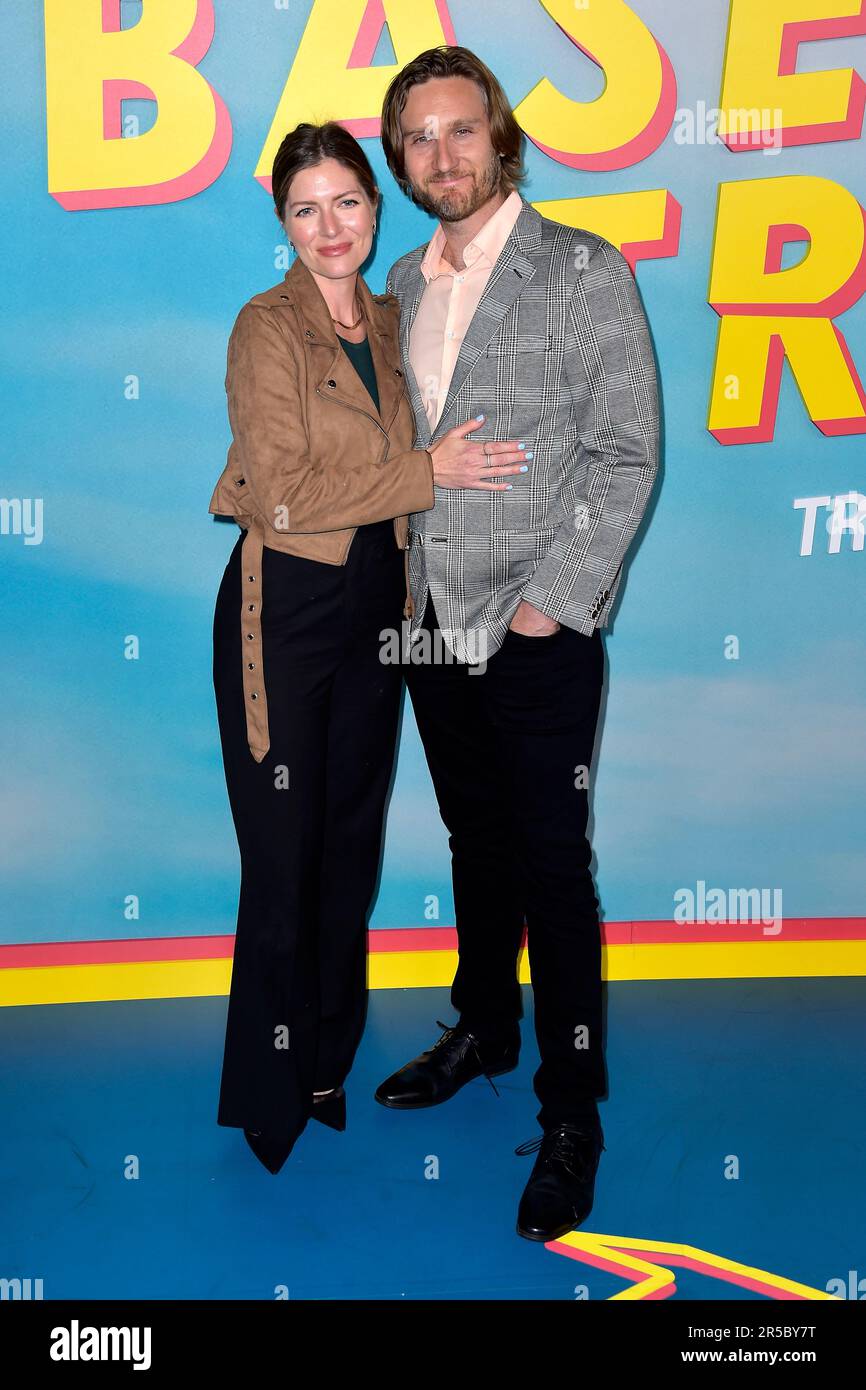 Aaron Staton mit Ehefrau Connie Staton bei der Premiere der Peacock ...