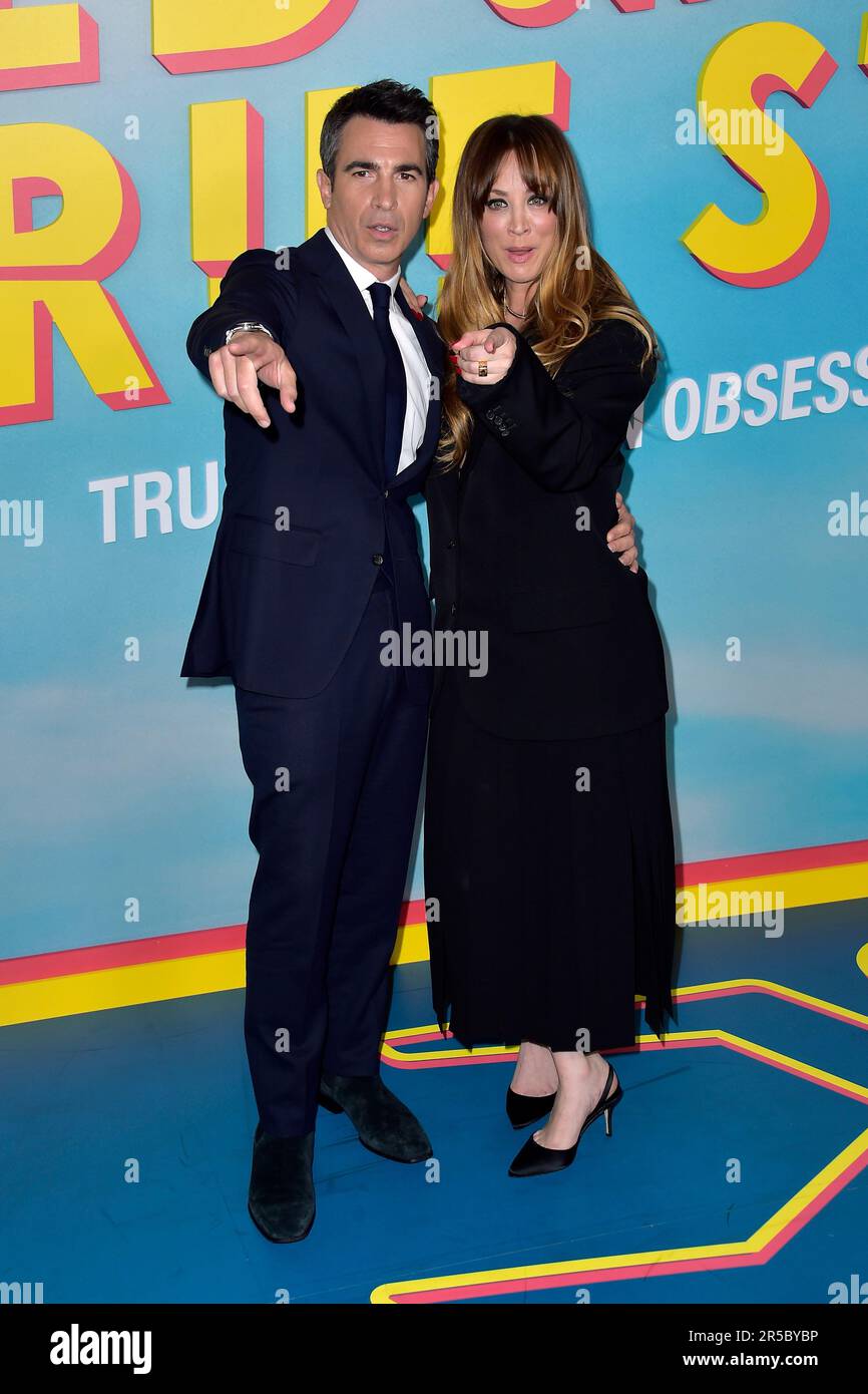 Chris Messina Und Kaley Cuoco Bei Der Premiere Der Peacock