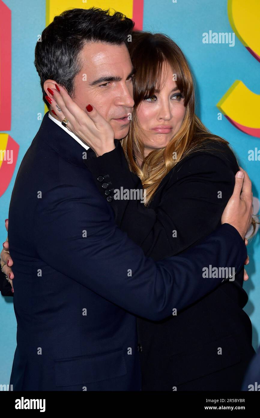 Chris Messina Und Kaley Cuoco Bei Der Premiere Der Peacock