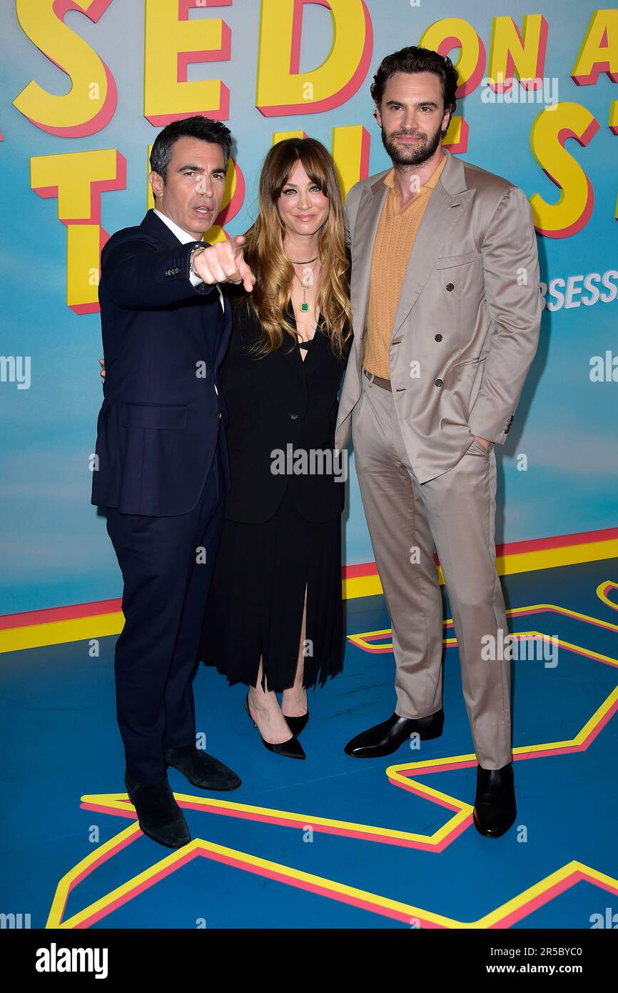 Chris Messina Kaley Cuoco Und Tom Bateman Bei Der Premiere Der Peacock