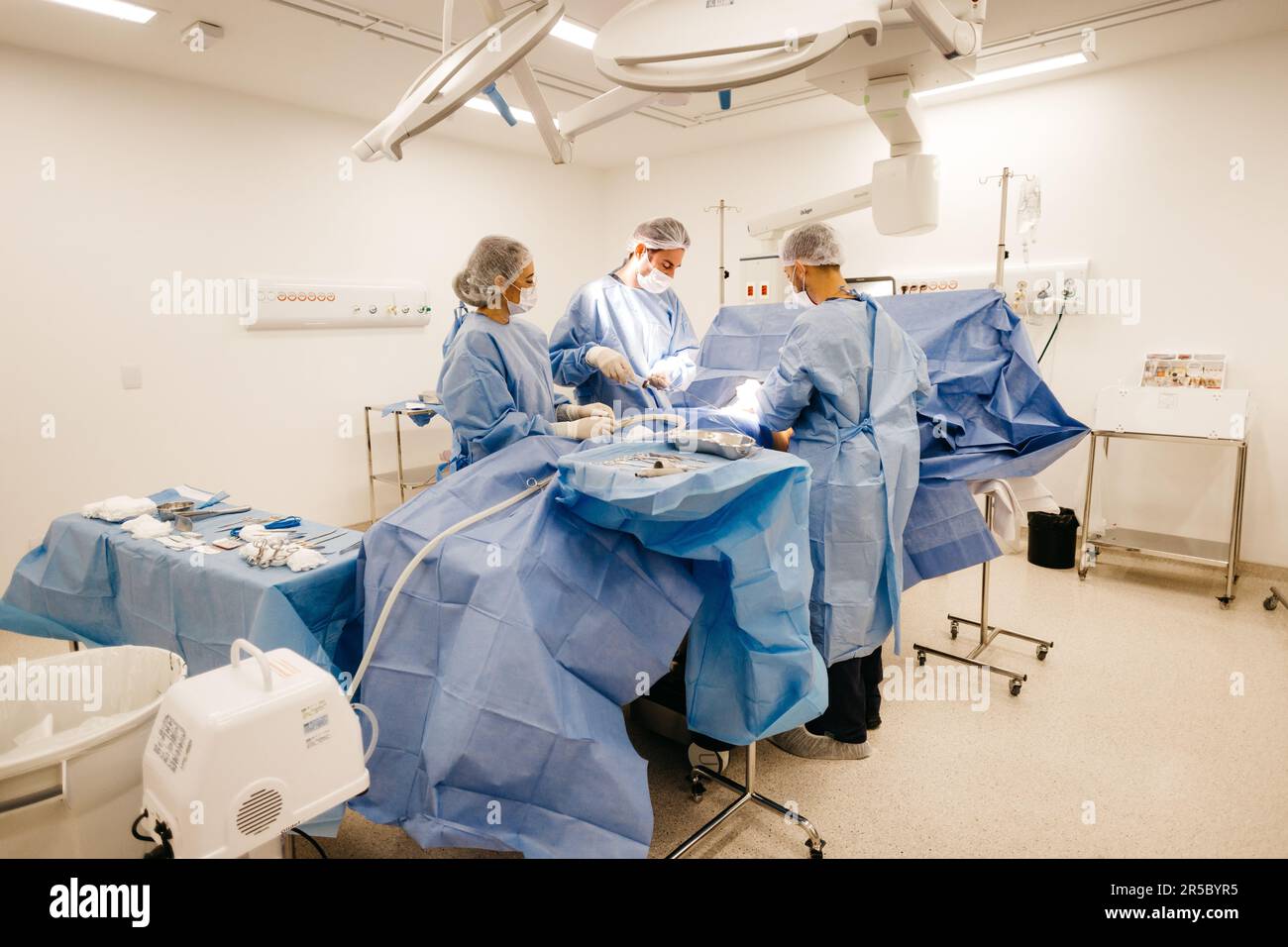 The medical professionals performing a surgical procedure in an ...