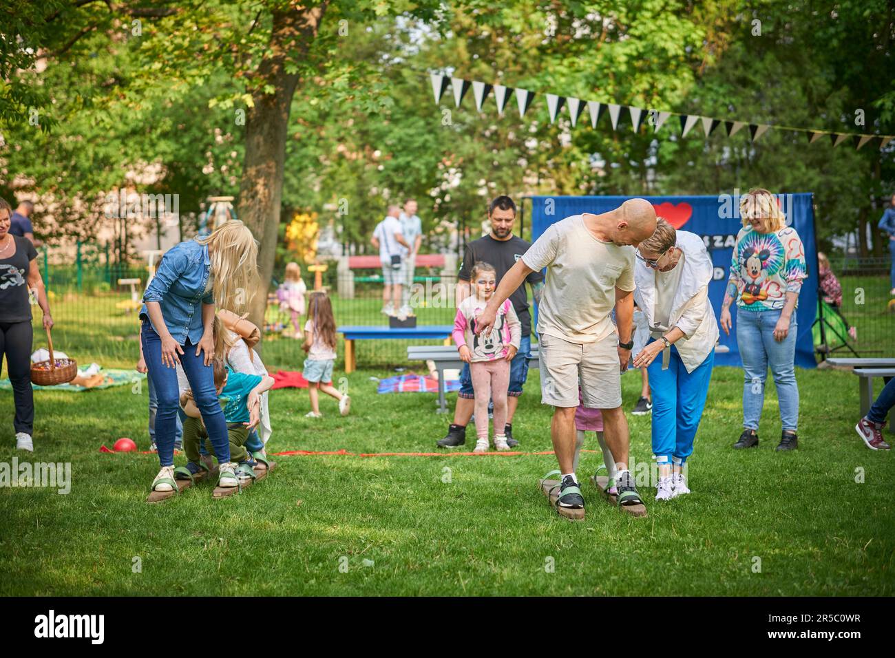 The people in the park playing team-building games Stock Photo - Alamy