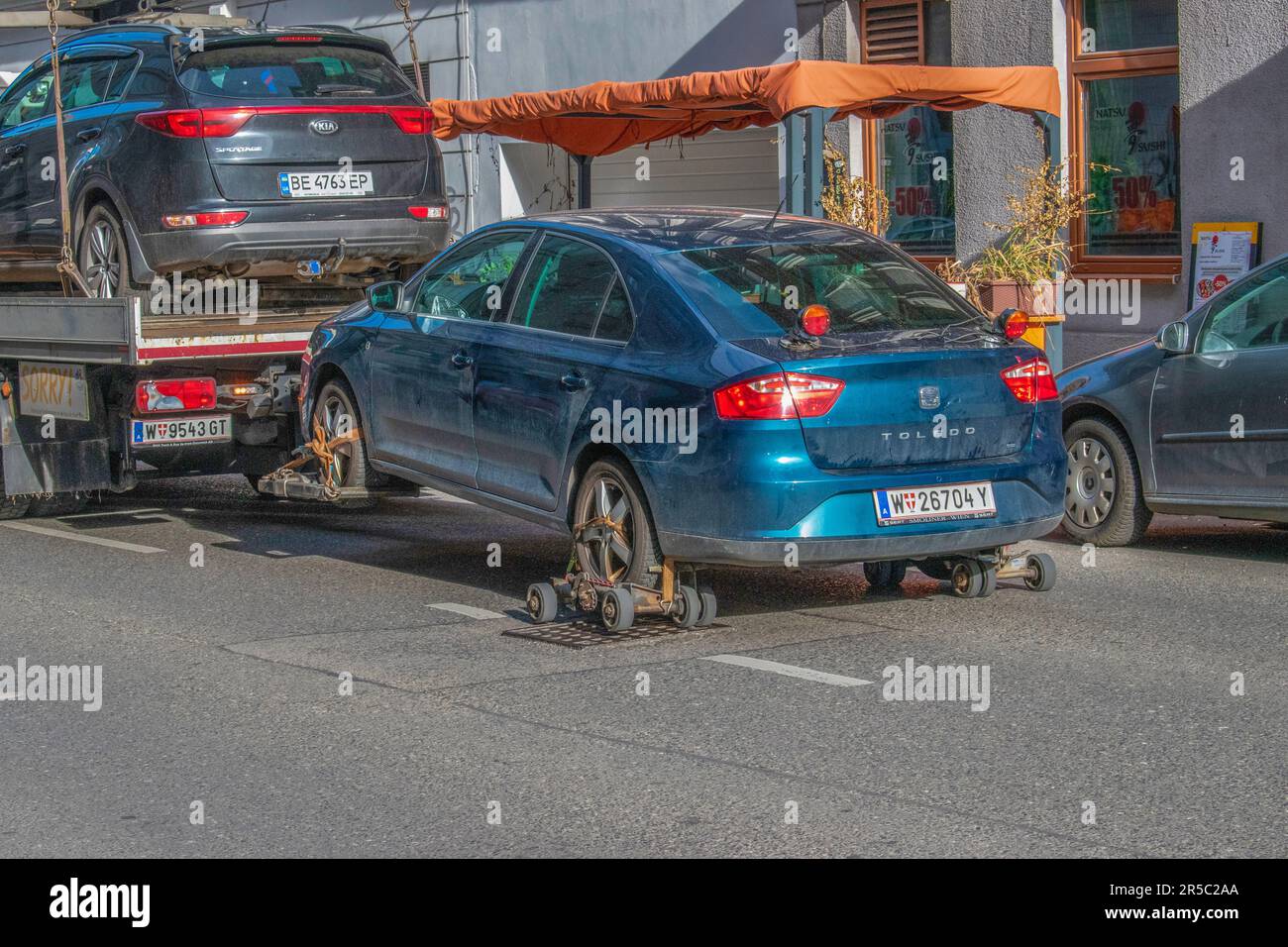 Car being towed hi-res stock photography and images - Alamy