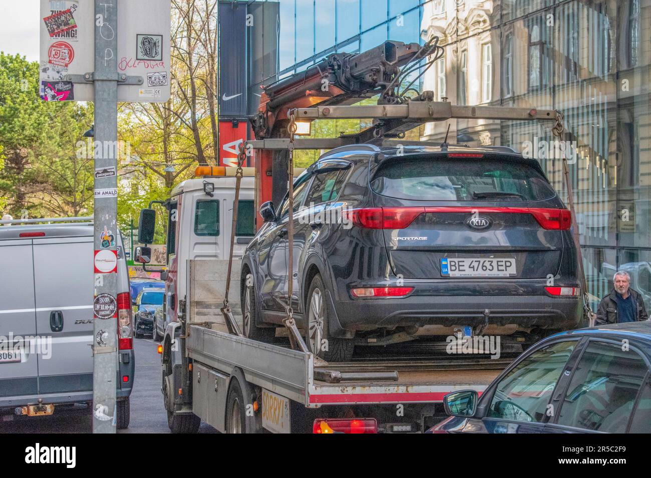 Car being towed hi-res stock photography and images - Alamy