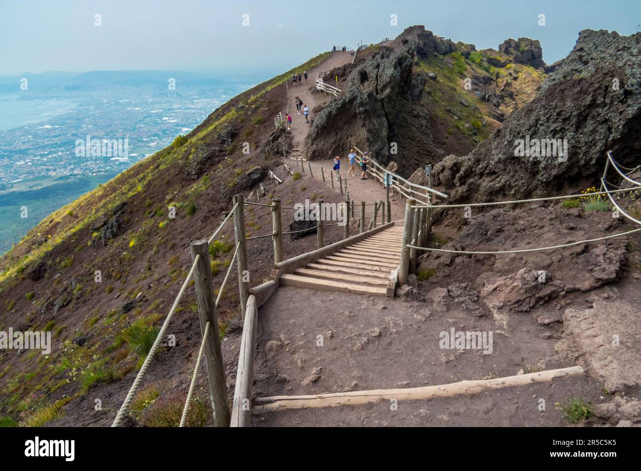 Camino al cráter del Monte Vesubio. Al fondo la Bahía de Nápoles ...