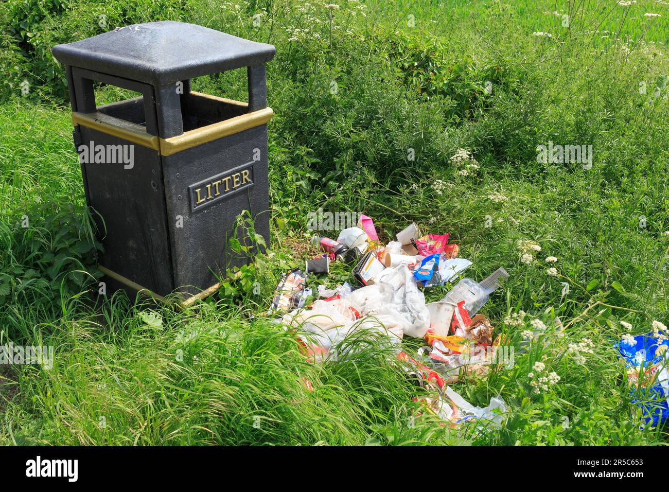 Litter lay by uk hi-res stock photography and images - Alamy