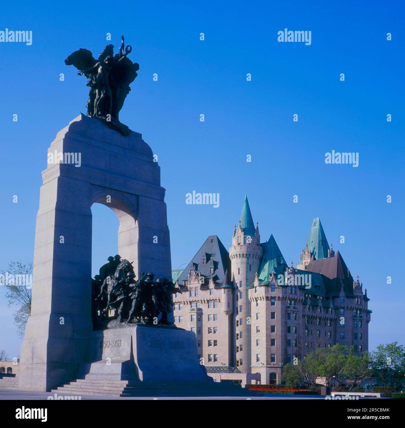 Canada, Ontario, Ottawa, Canadian War Memorial, Chateau Laurier Stock ...