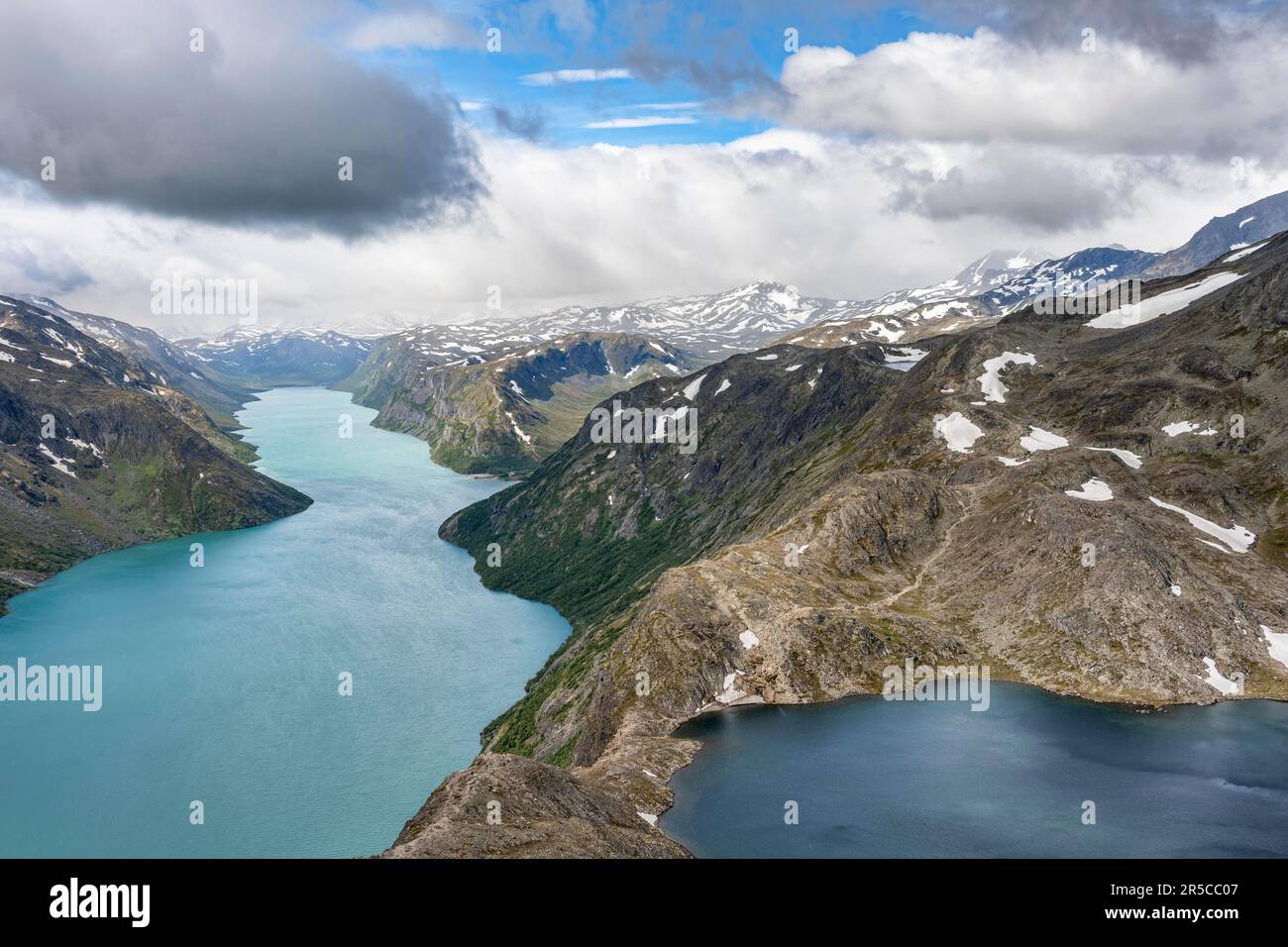 View of Lake Gjende, Lake Bessvatnet and mountains, Besseggen hike ...