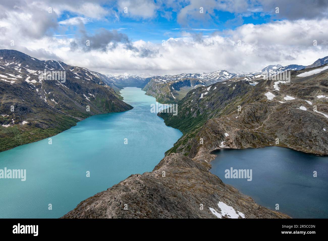 View of Lake Gjende, Lake Bessvatnet and mountains, Besseggen hike ...