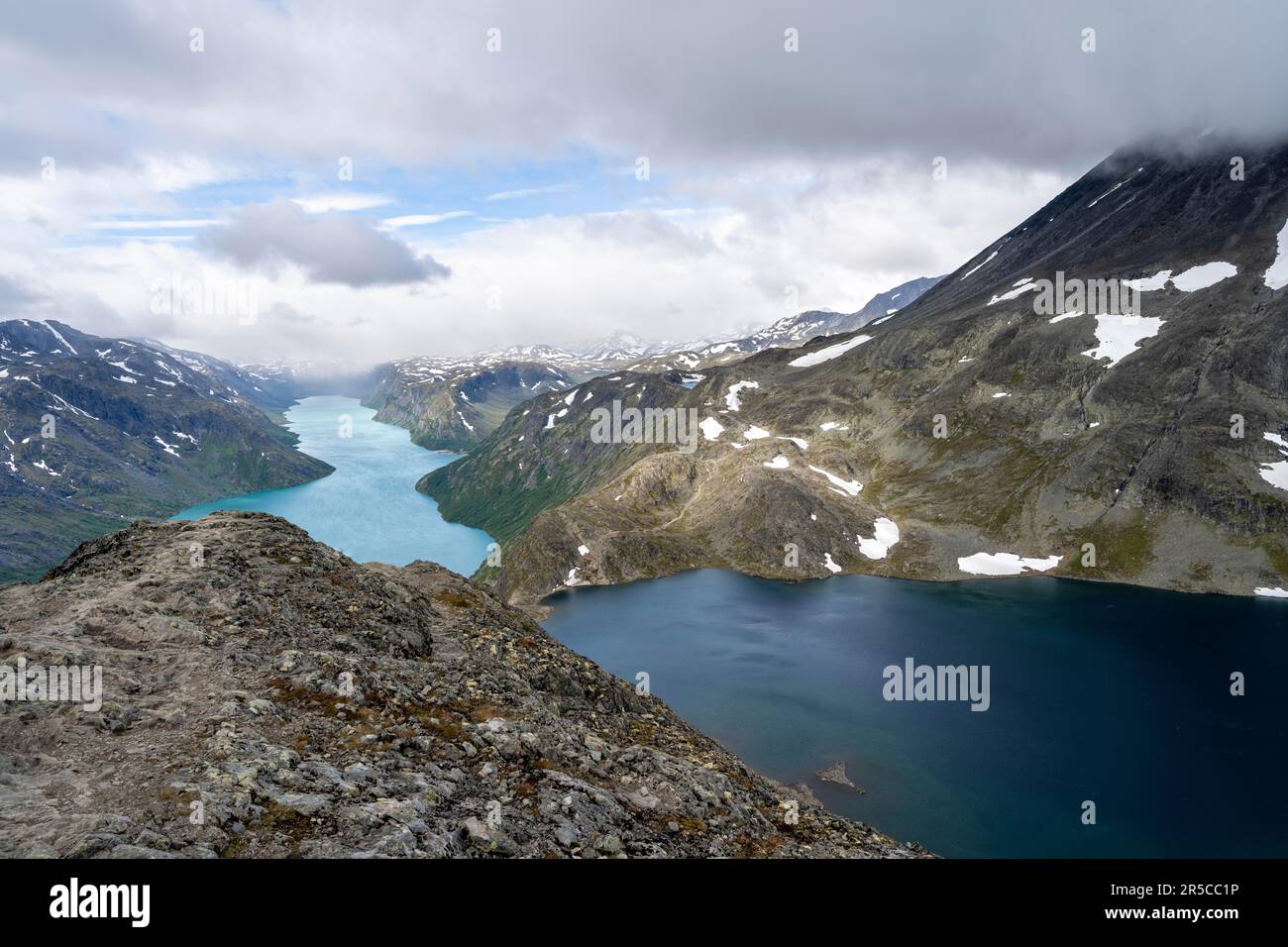 View of Lake Gjende, Lake Bessvatnet and mountains, Besseggen hike ...