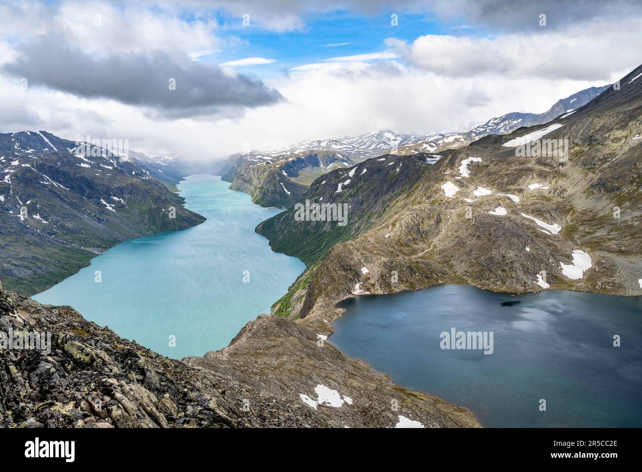 View of Lake Gjende, Lake Bessvatnet and mountains, Besseggen hike ...