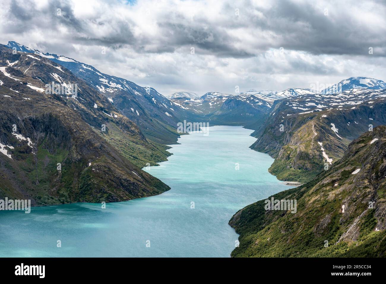 View of Lake Gjende and snowy mountains, Besseggen hike, ridge walk ...