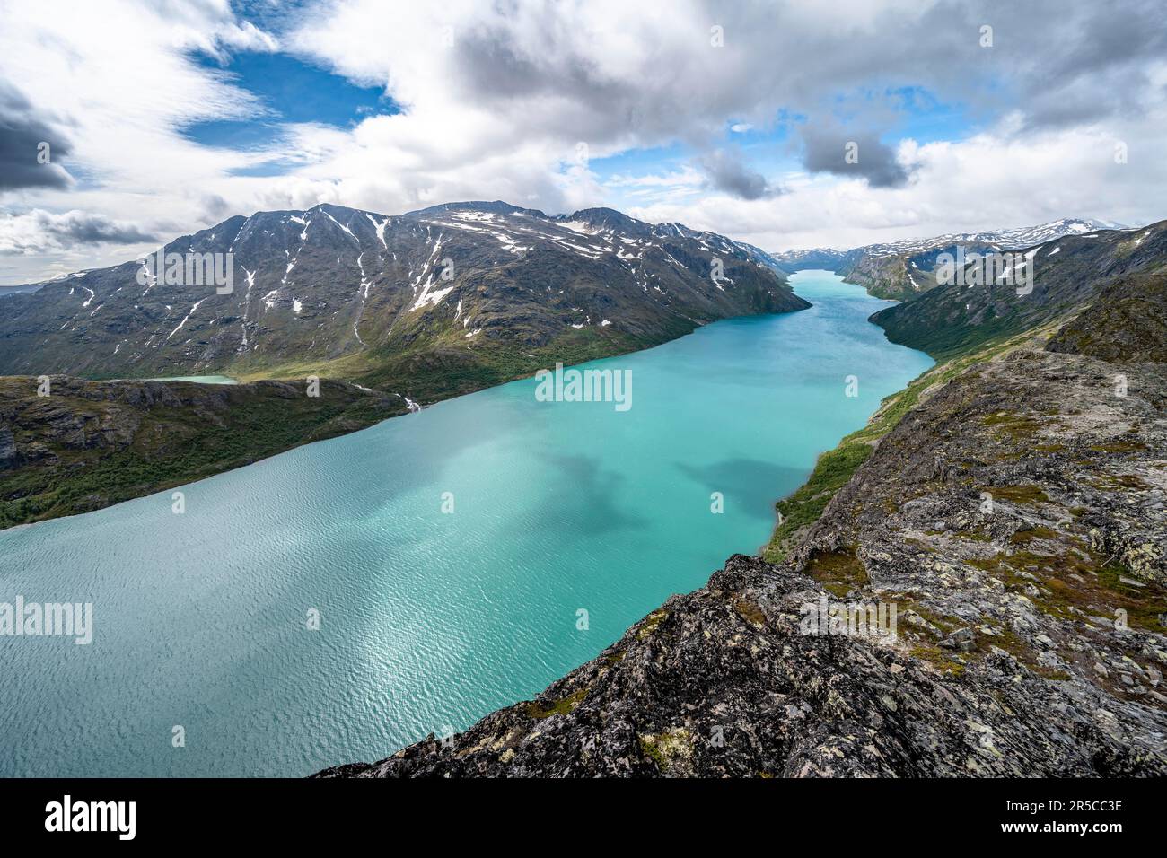 View of Lake Gjende and mountains, Besseggen hike, ridge walk ...