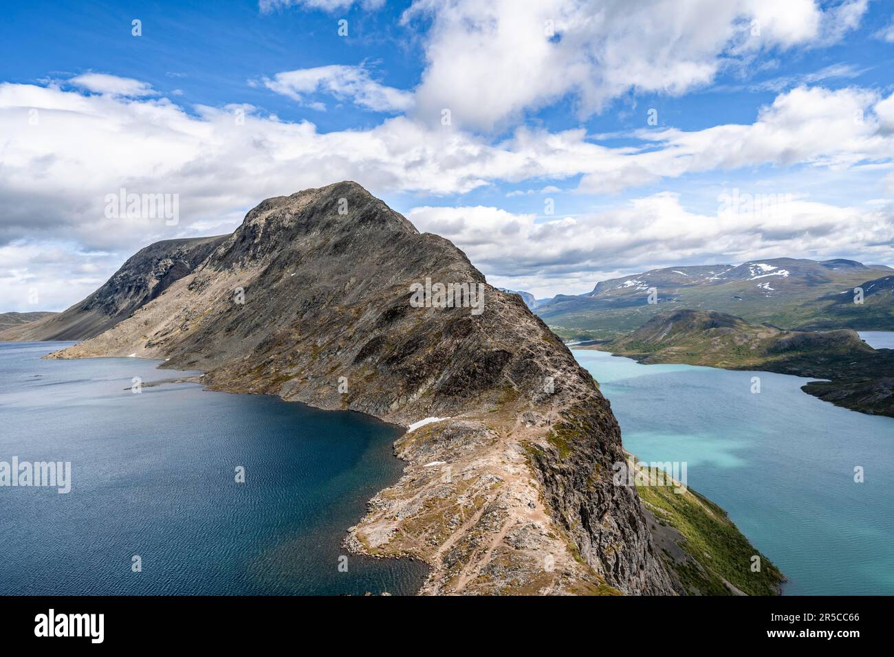 Besseggen ridge between lakes Bessvatnet and Gjende, Besseggen hike ...