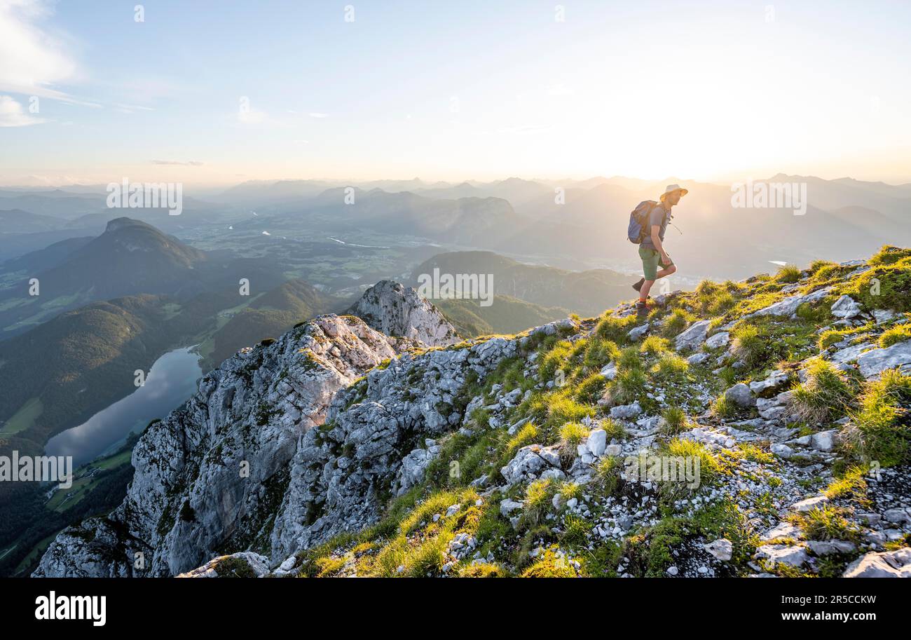 Mountaineers at the summit of the Scheffauer in the atmospheric evening ...