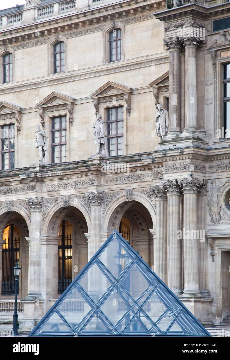 Louvre museum main entrance paris hi-res stock photography and images ...