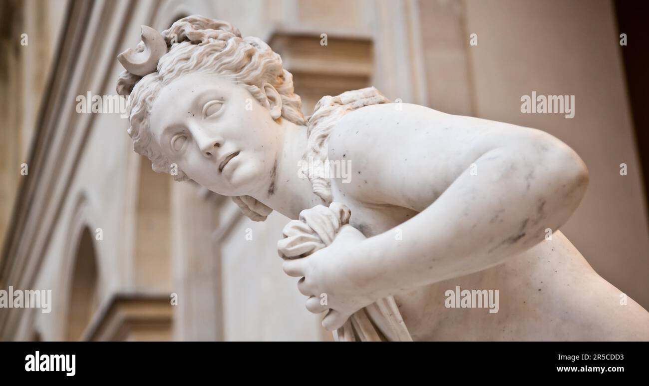 The perfect feminine beauty in this copy of a classical Greek statue ...