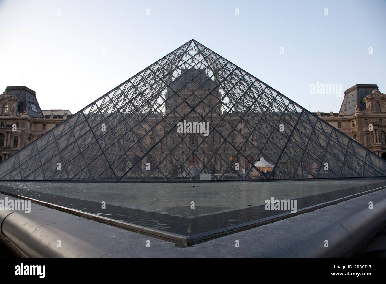 Louvre museum main entrance paris hi-res stock photography and images ...