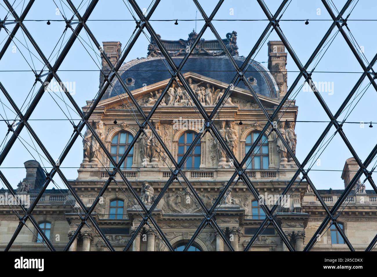 Louvre museum main entrance paris hi-res stock photography and images ...