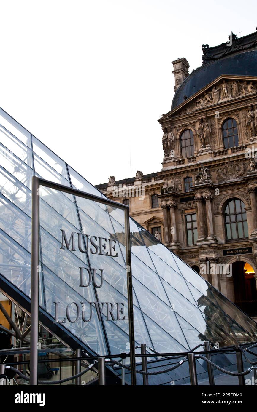 Louvre museum main entrance paris hi-res stock photography and images ...