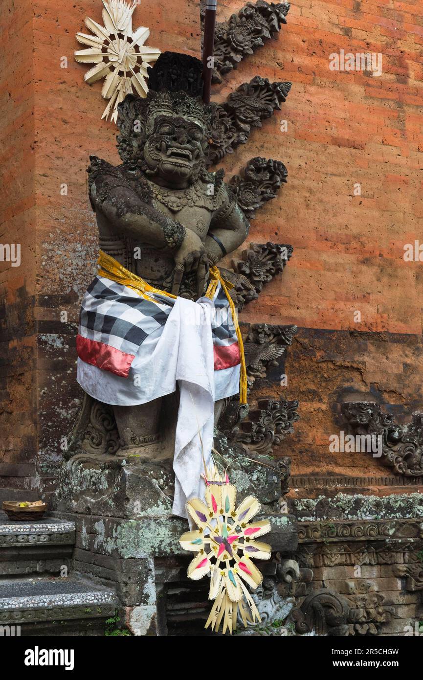 Balinese temple, statues, Ubud, Bali, Indonesia Stock Photo - Alamy