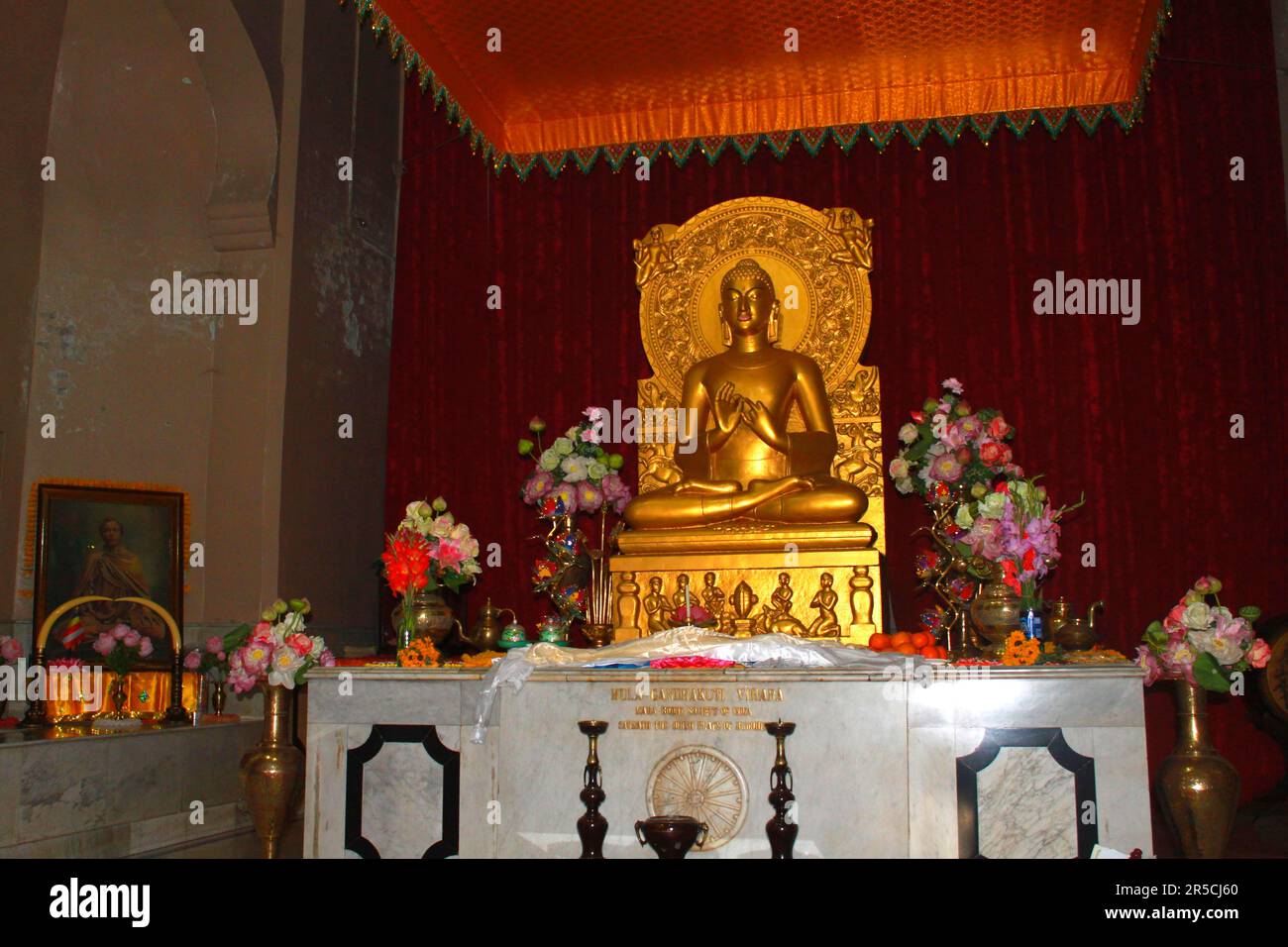 Buddha Statue, Mulagandhakuti Vihara, Buddhist Temple, Sarnath, Uttar ...