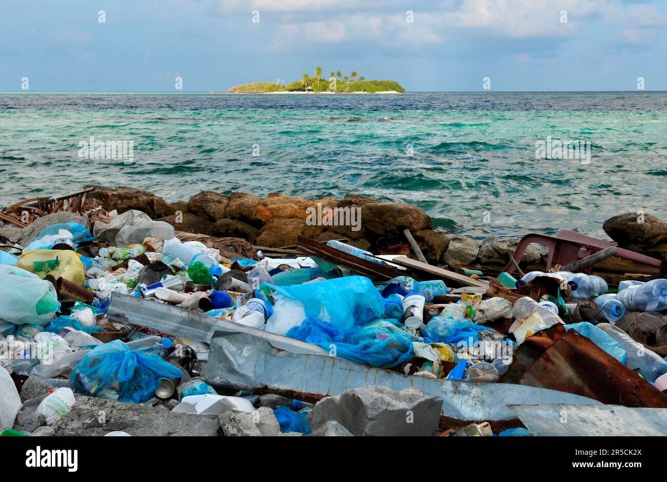 Litter on the beach, Rasdhoo Island, Maldives Stock Photo - Alamy