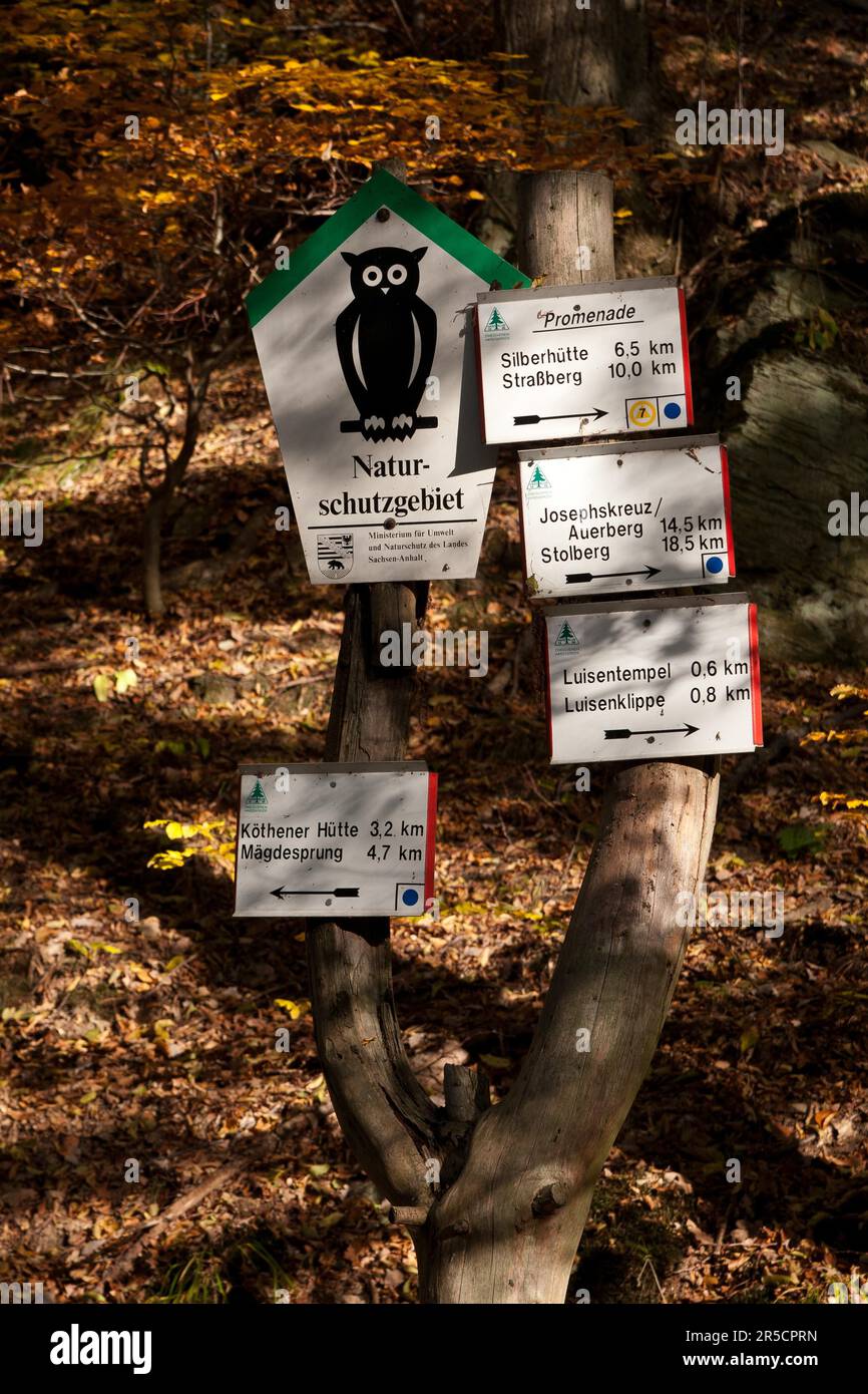 Hiking trail signage Stock Photo - Alamy