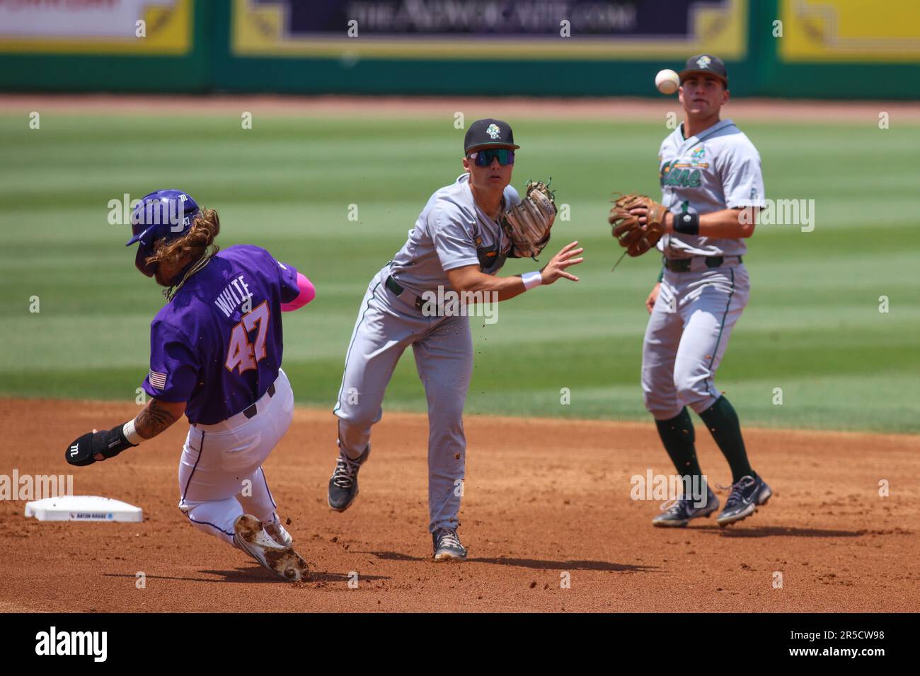 Sliding into 2nd base hi-res stock photography and images - Alamy