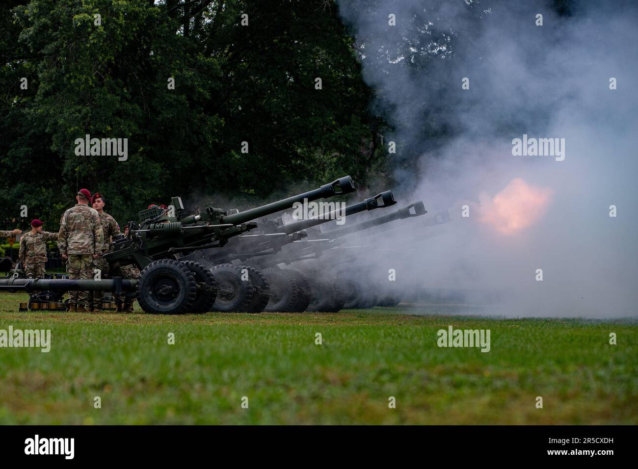 82nd airborne division artillery hi-res stock photography and images ...