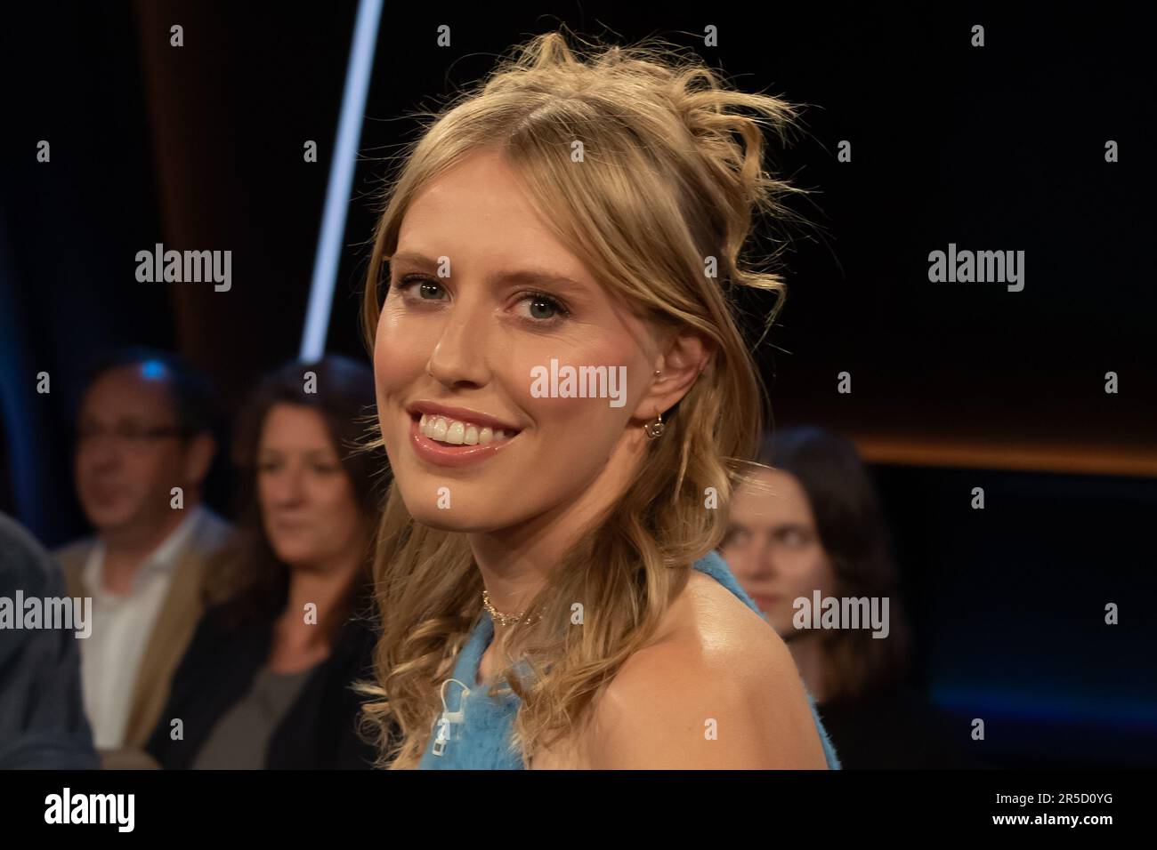 Singer-Songwriterin LEA bei der Aufzeichnung der 'NDR Talk Show' im NDR ...