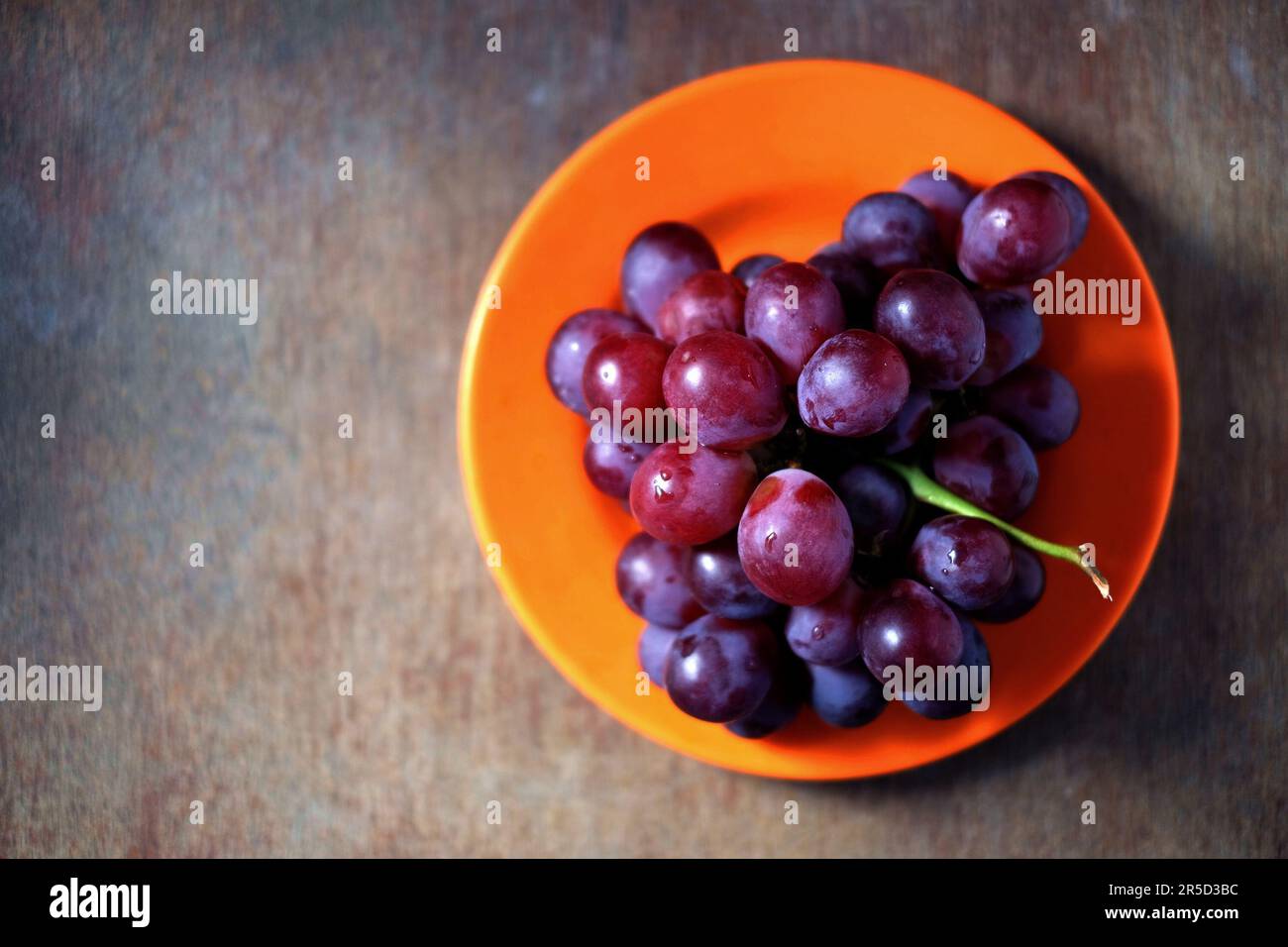 Grapes on fruit plate hi-res stock photography and images - Alamy