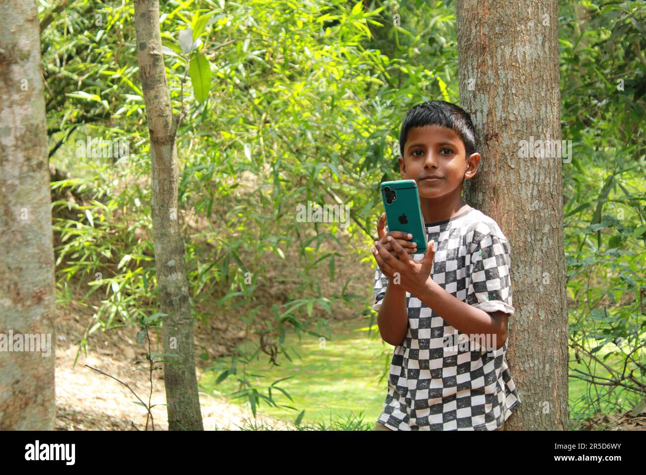 Black man chatting cell phone hi-res stock photography and images - Alamy