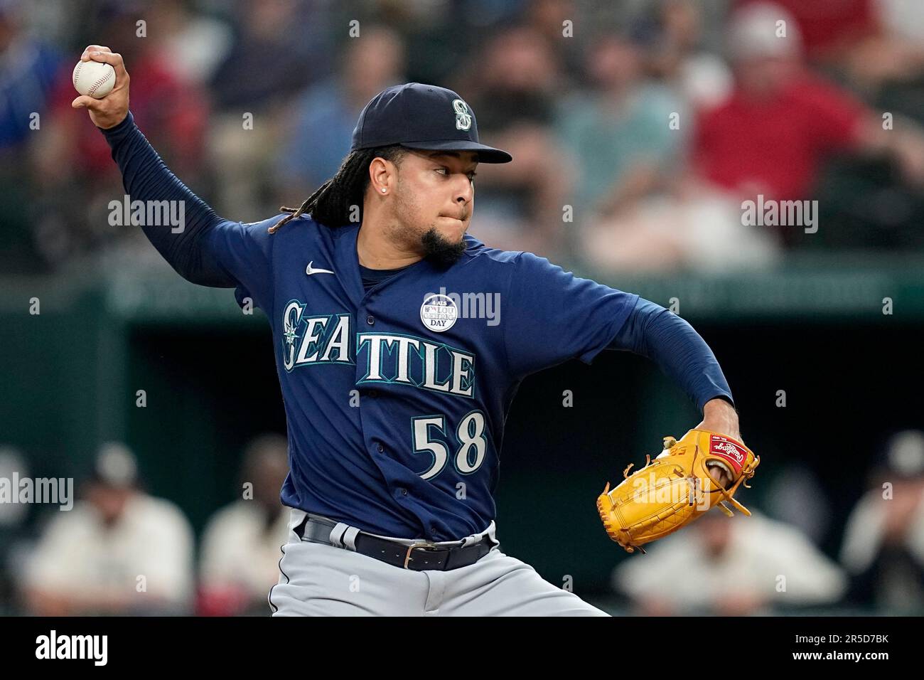Seattle Mariners starting pitcher Luis Castillo throws to a Texas ...