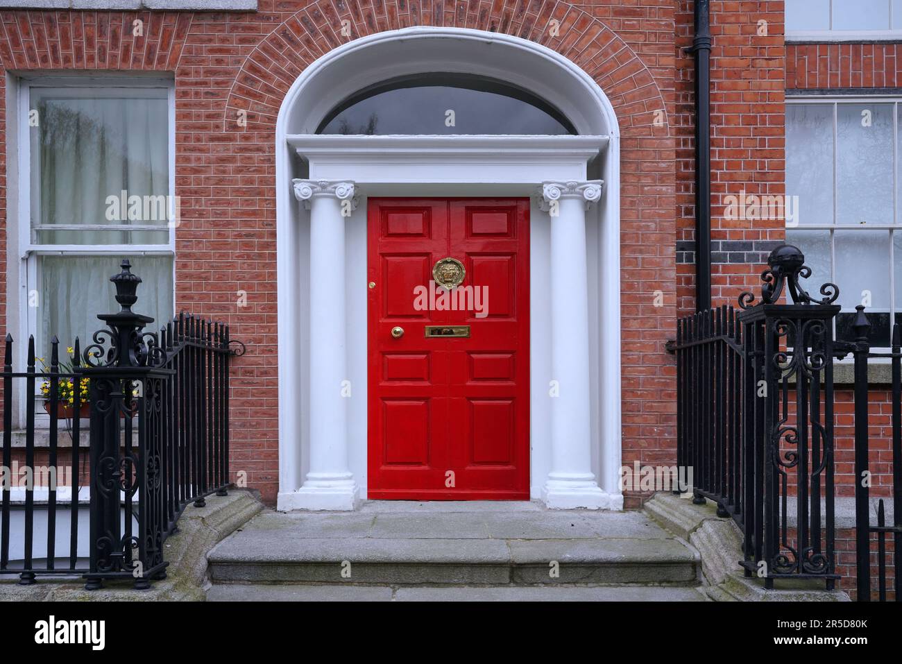 Entrance to old brick townhouse with bright red door Stock Photo - Alamy