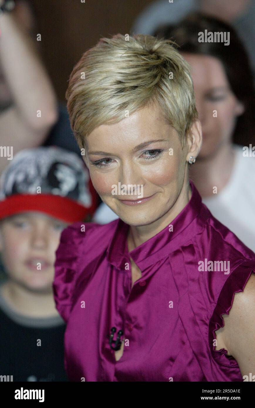 ‘Sunrise’ program presenter Jessica Rowe greets fans of Kylie Minogue ...