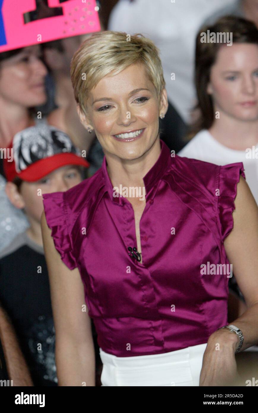‘Sunrise’ program presenter Jessica Rowe greets fans of Kylie Minogue ...