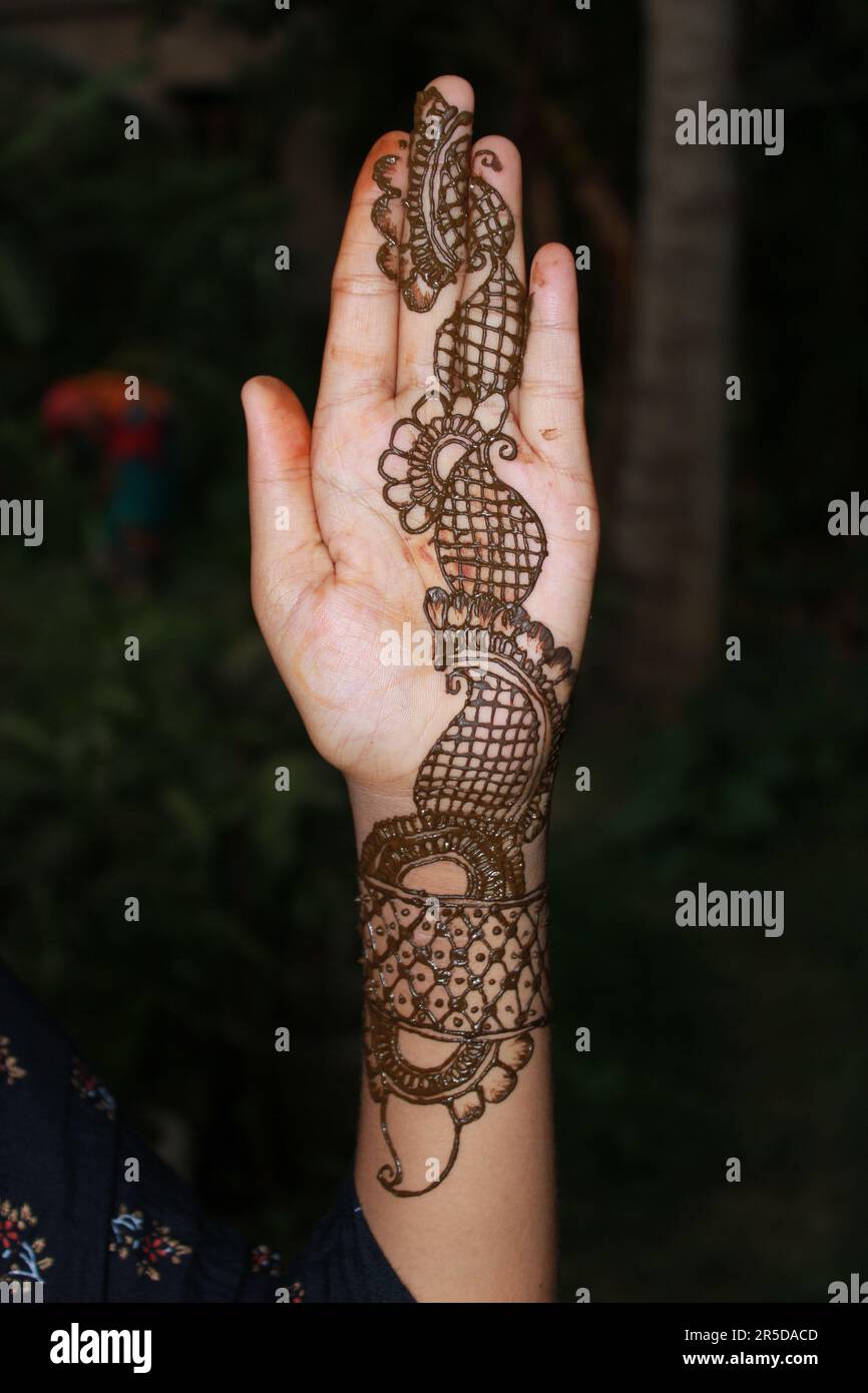 Mehndi art on hand Stock Photo - Alamy