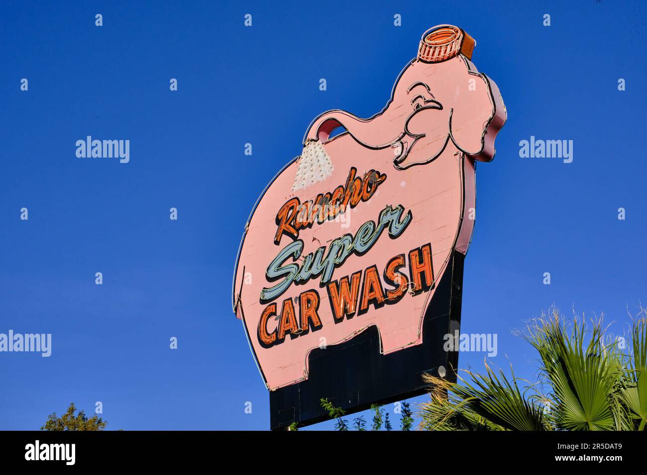 Elephant super car wash sign hi-res stock photography and images - Alamy
