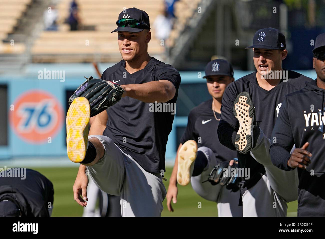 New York Yankees' Aaron Judge, left, and Anthony Rizzo, right, warm up ...