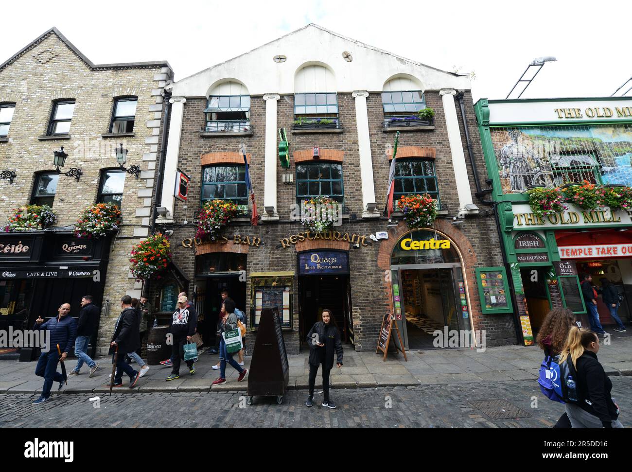 Quays irish restaurant hi-res stock photography and images - Alamy