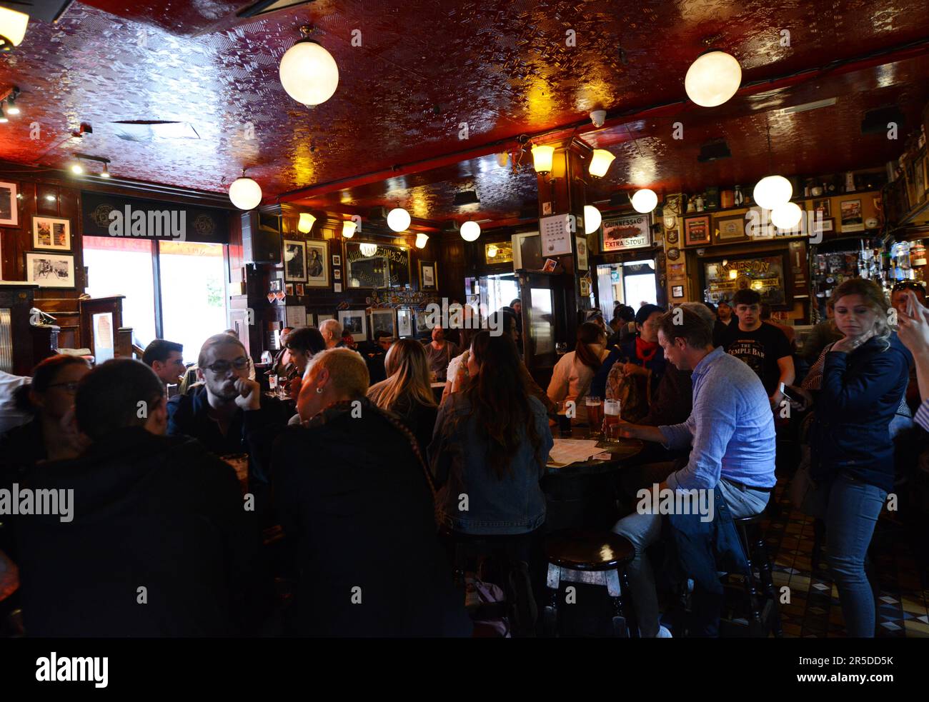 Irish people socializing hi-res stock photography and images - Alamy