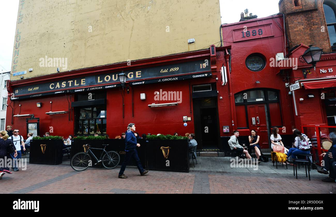Locals and tourist socializing at the Grogans pub in Dublin, Ireland ...