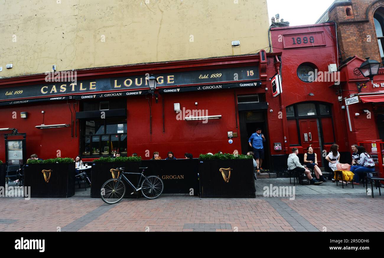 Grogan’s castle lounge hi-res stock photography and images - Alamy