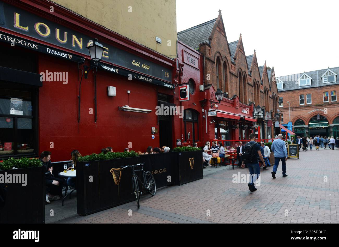 Locals and tourist socializing at the Grogans pub in Dublin, Ireland ...